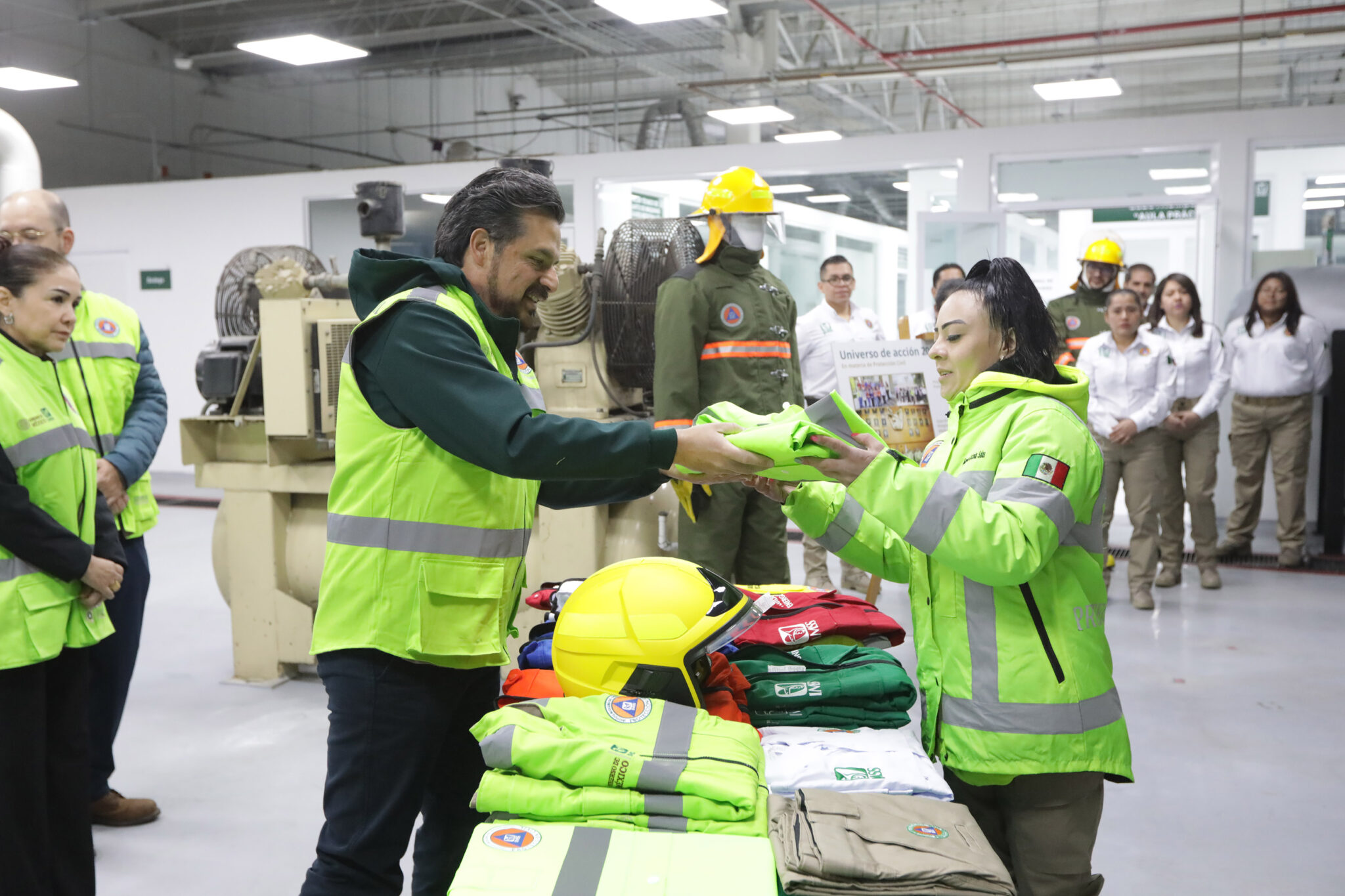 Entrega IMSS más de 100 mil uniformes y equipos de PC para brigadistas ...