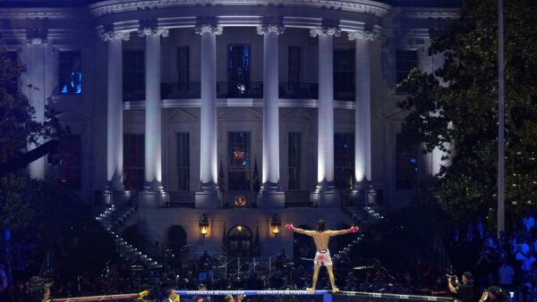 Celebra Trump sus 80 años con pelea de UFC en jardín de la Casa Blanca ...