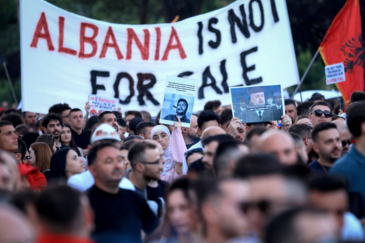 Protestan en Albania contra complejo turístico; derriban vallas de ...